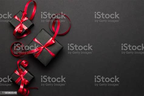 엑스레이 장식 빨간 크리스마스 선물 검은 배경에 장식품 겨울 휴가 Xmas 선물 개념입니다 메리 크리스마스와 해피 홀리데이