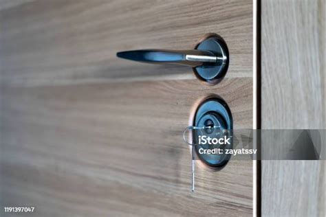 Kunci Pintu Dengan Kunci Dan Pegangan Close Up Pintu Masuk Kayu Modern ...