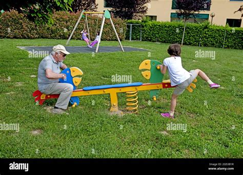 Oma Enkel Schaukeln Fotos Und Bildmaterial In Hoher Auflösung Alamy