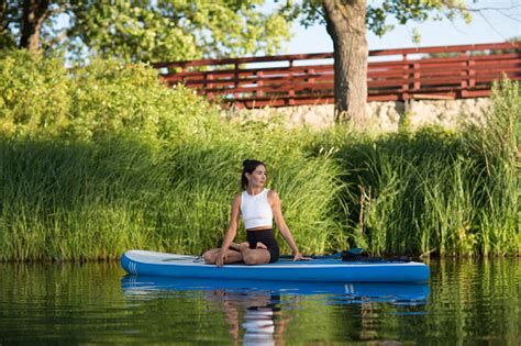 여자는 일몰에 Sup 보드에 요가를하고 야외 여름 활동 수업 요가 사회적 거리 두기 복사 공간을 복사합니다 정신 건강 35 39세에 대한 스톡 사진 및 기타 이미지 Istock