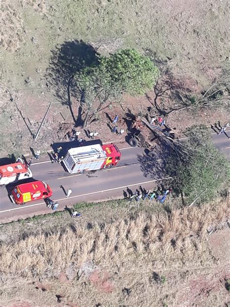 Dois ficam feridos após acidente caminhão que carregava trator na PR Norte e Noroeste G