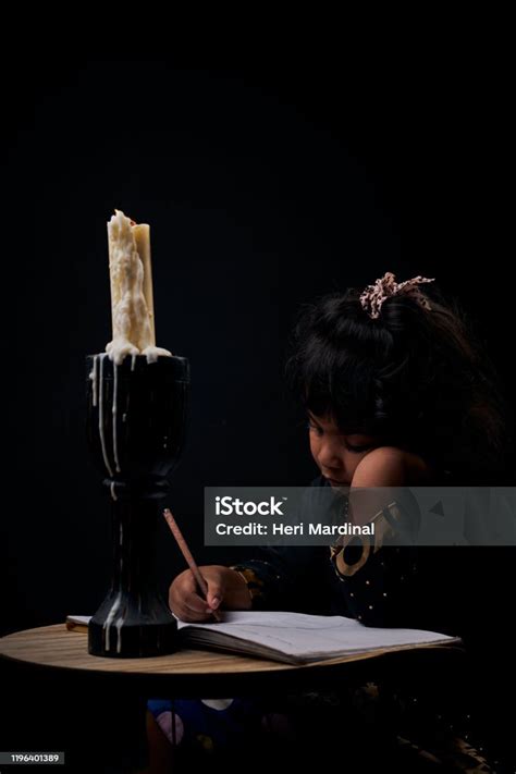 촛불 빛 아래에서 공부하는 귀여운 소녀 빈곤에 대한 스톡 사진 및 기타 이미지 빈곤 아이 읽기 Istock