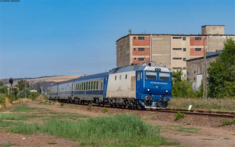 64 0956 mit dem IR 1662 Iasi Bucuresti Nord in Bârlad 16 8 24