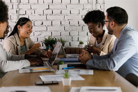프로젝트 회의 에서 즐거운 순간을 보내는 비즈니스 동료 그룹 20 24세에 대한 스톡 사진 및 기타 이미지 20 24세 25 29세 30 34세 Istock