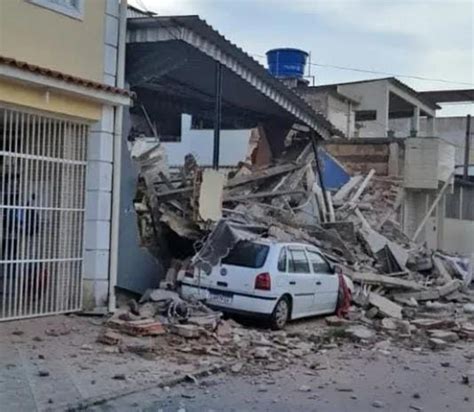 Edifício três andares desaba em Nilópolis duas pessoas são resgatadas