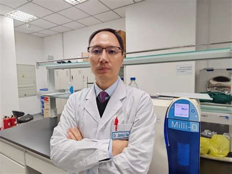 基因狂人贺建奎高调宣布再婚 娇妻背景曝光