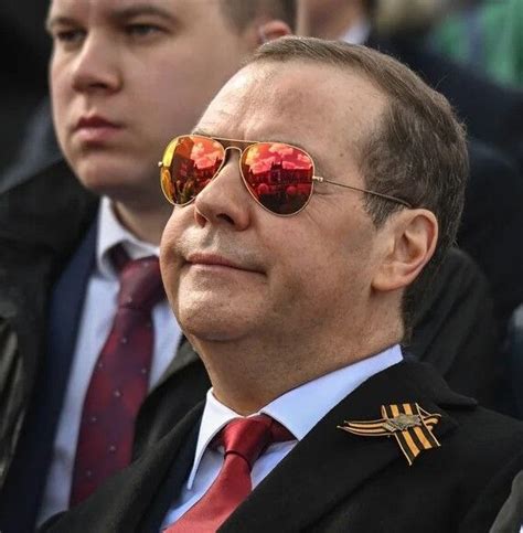 Пора бы снять розовые очки Пикабу