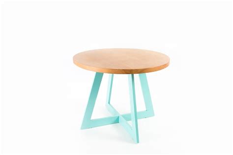 흰색 배경에 격리된 나무 표면이 있는 커피 테이블의 근접 촬영 갈색에 대한 스톡 사진 및 기타 이미지 갈색 건강한 생활방식 공란 Istock