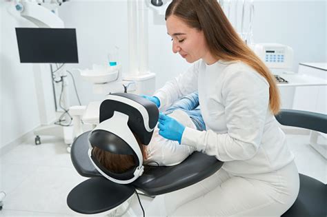 치과 도구를 사용하여 어린이 치아를 검사하는 치과 전문의 가상현실에 대한 스톡 사진 및 기타 이미지 가상현실 가상현실