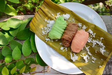 Getuk 원래 중앙 자바 인도네시아에서 전통 음식 으깬 카사바로 만든 게둑 맛을 내고 강판에 간 코코넛과 함께 제공 0명에