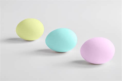 그림자가 있는 밝은 배경에 파스텔 색상으로 그려진 달걀 Minimalism 공간을 복사합니다 전면 보기입니다 부활절 개념 0명에
