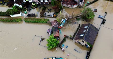Uk Rain Causes Hundreds Of Flood Warnings And Travel Disruptions