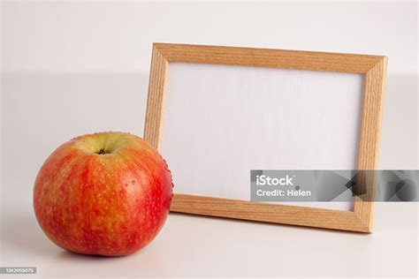 밝은 배경에 나무 테두리와 물 방울과 흰색 프레임 빨간 노란색 사과의 모형을 닫습니다 카피 공간이 있는 건강한 유기농 식품 가을