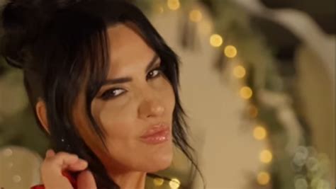 Lavinia Pîrvaand O Crandciunițand Modernand și Senzualandand A Pozat Lângand Brad