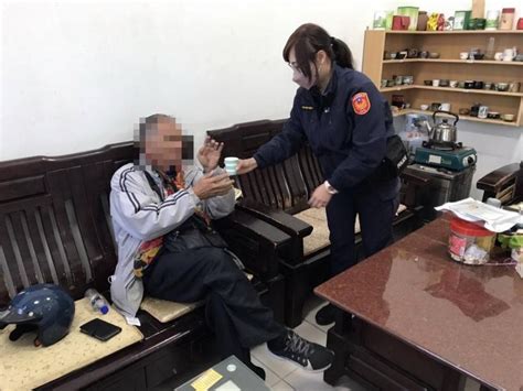 迷途老翁騎車中途機車沒油 布袋暖警即刻救援助返家 蕃新聞