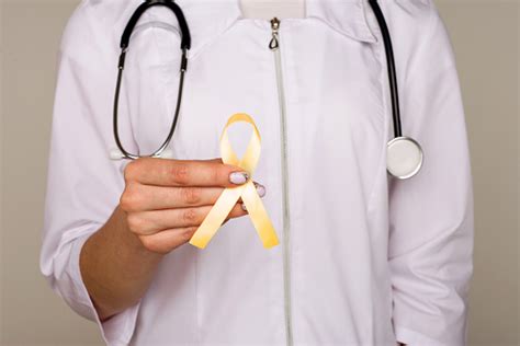 육 종 뼈 암 방광 건강 간 질환 척추 비피 다 인식의 달 및 자살 예방에 대 한 노란색 리본 기호 색 의사의 손에서 자궁내막증에 대한 스톡 사진 및 기타 이미지 Istock