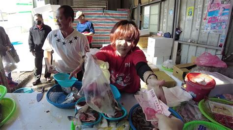幾個客人都買整隻的土魠魚 阿源一隻一隻親自幫她們切 台中大雅市場 海鮮叫賣哥阿源 Taiwan Seafood Auction Youtube