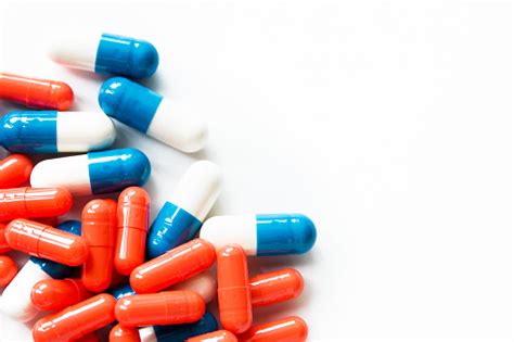 흰색 배경 텍스트용 카피스페이스 선택적 초점 상단 뷰에 격리된 여러 가지 색상의 캡슐 약물 남용의 개념의 치료를위한 통증 약 건강 알약 가격에 대한 스톡 사진 및 기타