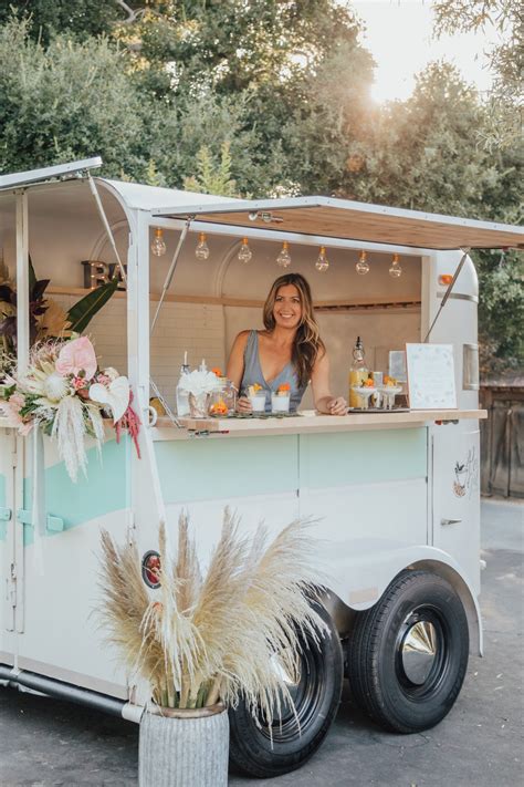 Mobile Bar ‘bella Pour Girl Bartending