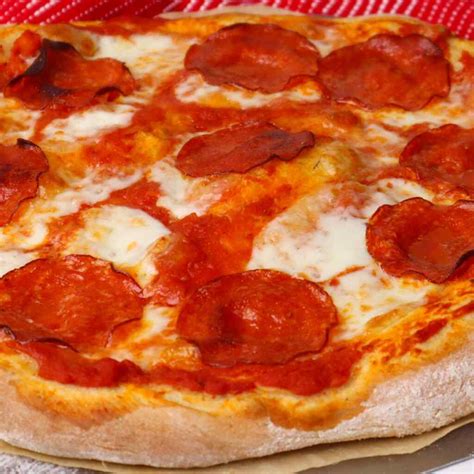 How To Make Spicy Pepperoni Jalapeño Pizza Like A Pro