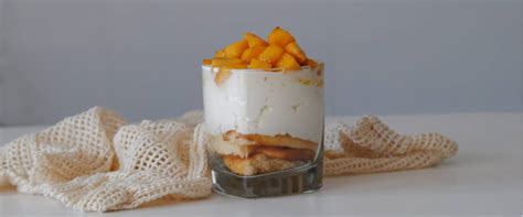 Postre De Crema De Vainilla Y Melocotones Salteados