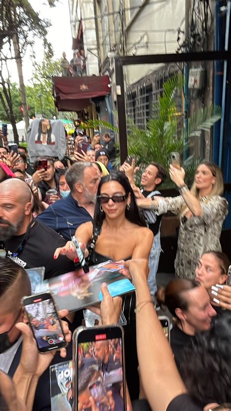 Dua Lipa México on Twitter Dua Lipa dando autógrafos en la Ciudad de