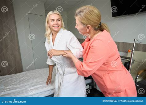 Krankenschwester Hilft Dem Patienten Beim Wechsel Vom Rollstuhl Zum