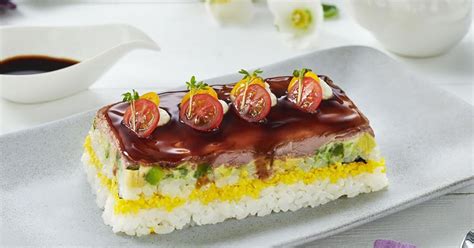 Sushitårta med rostbiff och avokado Kikkoman