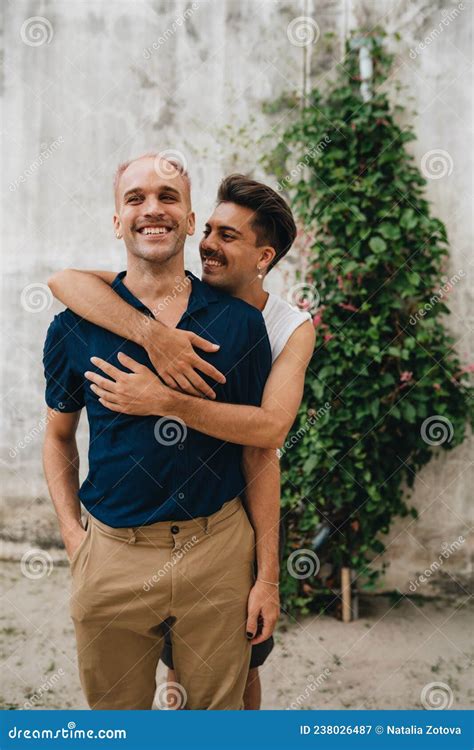 Pareja Gay Pasa Tiempo Juntos Al Aire Libre Imagen De Archivo Imagen