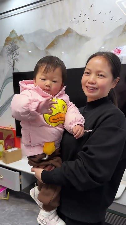 十天的全职带娃，我真心体会到了全职宝妈的不容易，她们用温柔与坚韧撑起一片天，日复一日的付出，成就了无数个温暖的瞬间！向这个世界上的每一位全职
