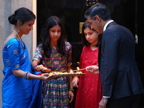 Watch Uk Pm Rishi Sunak Akshata Murty Sing Bhajan At Southampton