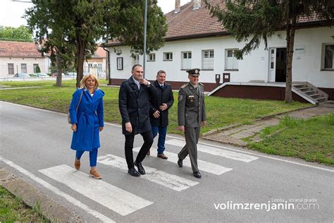 Polaganjem venaca u zrenjaninskoj kasarni obeležen Dan Vojske Srbije VOLIM ZRENJANIN