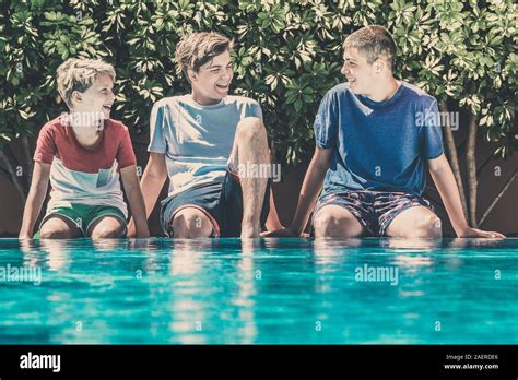 Junge Männliche Genießen Sie Tage Der Schule Entspannen Im Pool