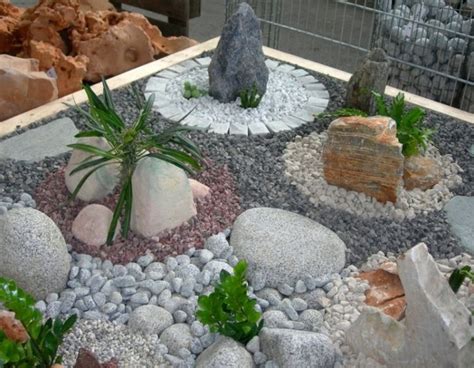 jardin avec cailloux Du gravier décoratif et des galets gris la