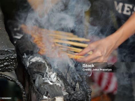 전통적인 숯불에 치킨 사테이 연기와 식욕을 돋우는 표정으로 불에 타서 그릴에 사테이를 요리하는 손 거리에 대한 스톡 사진 및 기타 이미지 Istock