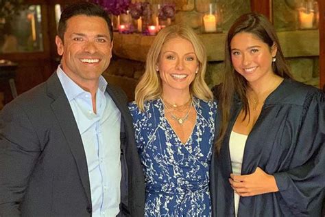 Lola Consuelos Doesnt Want Kelly Ripa To Pose Nude Like Gwyneth Paltrow