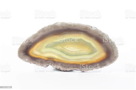 순수한 흰색 배경에 고립 된 여러 색상과 브라질에서 마노 미네랄의 광택 조각 0명에 대한 스톡 사진 및 기타 이미지 0명