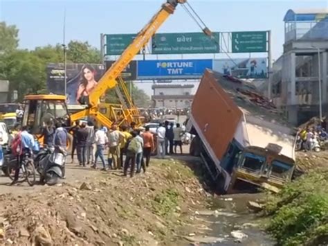 नाले में समाया नगर निगम का काम करने आया था क्रेन की मदद से निकाला