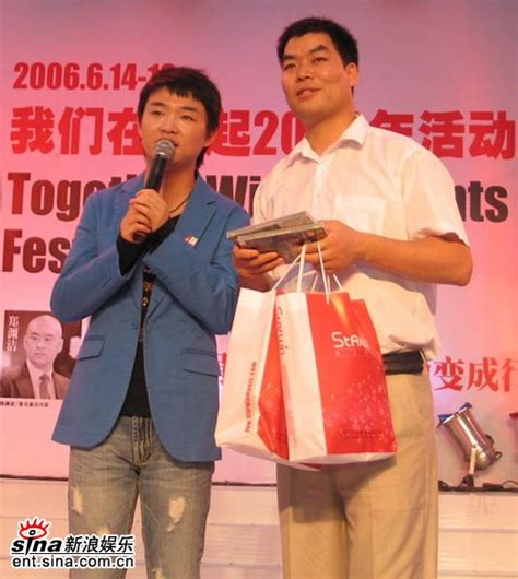 《请别对我说再见》大热 刘嘉亮送民工唱片图影音娱乐新浪网