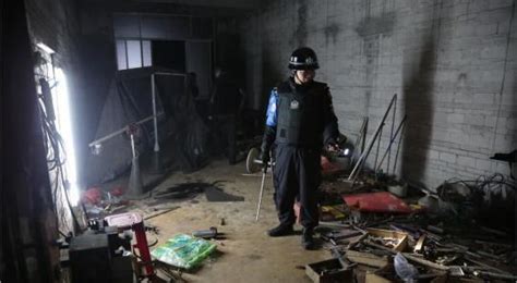 广西一地下“军工厂”向窗外试射被举报，警方抓获8名嫌疑人直击现场澎湃新闻 The Paper