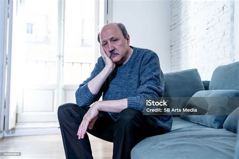 절망적 인 슬픈 찾고 걱정 느낌 수석 노인 우울 사려 깊 하 고 외로운 집에서 소파에 에이징 정신 건강 개인 문제 및 라이프