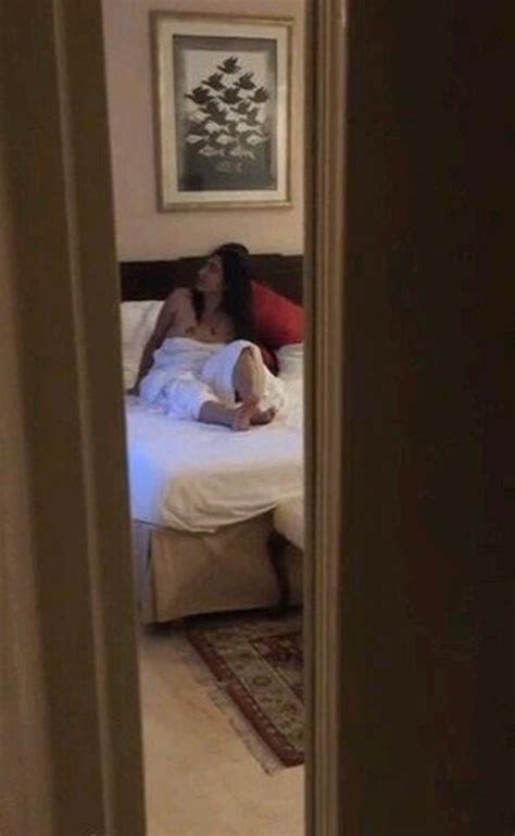 Desi Wife Flash Boobs To Hotel Staff Desi Old Videos Hd Sd Dropmms