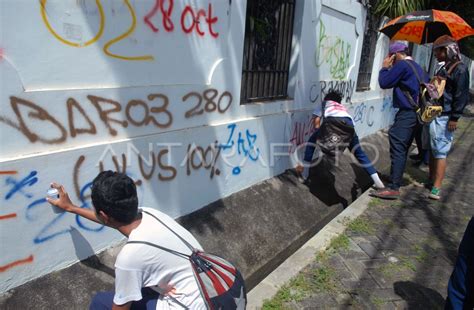Aksi Coret Tembok Antara Foto