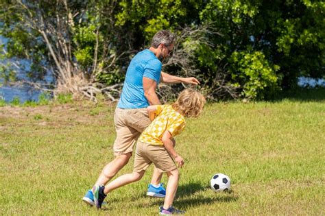 Pappa Och Son Spelar Fotboll Under Sin Barndom Barndomsminnen Från Son