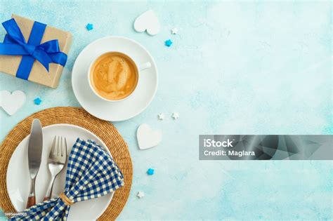 아버지의 날 아침 식사 개념은 테이블 배경에 커피 컵 접시 선물 상자를 가지고 있다 위에서 본 평면도 0명에 대한 스톡 사진 및 기타 이미지 Istock