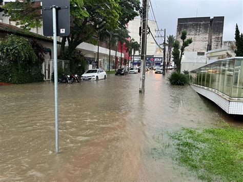 Veja Em Menos De Uma Hora Chuva Alaga Ruas De Criciúma Fotos E VÍdeo