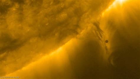 Mercure Passe Devant Le Mur De Feu Du Soleil Les Images