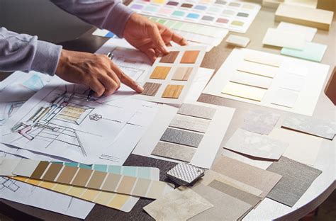 건축가 디자이너 인테리어 크리에이티브 작업 손 그리기 스케치 계획 블루 프린트 선택 재료 색상 샘플 아트 도구 디자인 스튜디오 개념에 대한 스톡 사진 및 기타 이미지