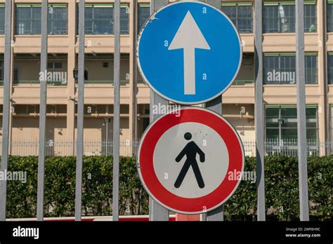 Ingresso Indicato Dal Cartello Di Passaggio Pedonale Obbligatorio Con