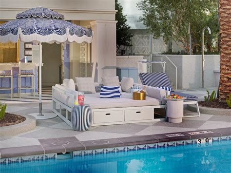 Cabanas And Daybeds Fontainebleau Las Vegas
